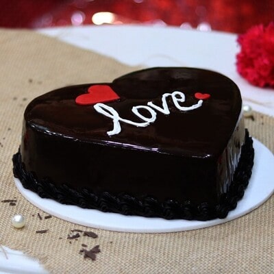 1/2 KG HEART SHAPE CHOCOLATE CAKE